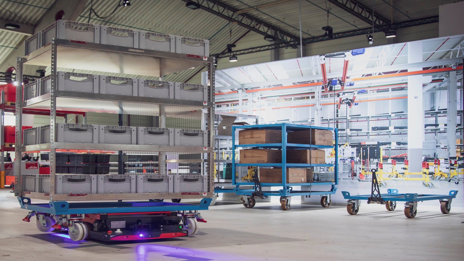 Inteligentní transportní roboti Linde C-MATIC HP optimalizují tok ...